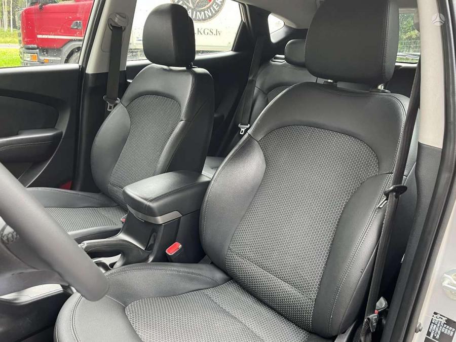 Grey Hyundai ix35 2011 in Taurage, with an engine capacity of 1.59 L and mileage of 230 thousand km for 4450 €, photo 14 on AUTOMOTO.COM.LV