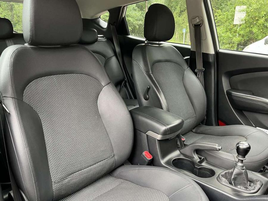 Grey Hyundai ix35 2011 in Taurage, with an engine capacity of 1.59 L and mileage of 230 thousand km for 4450 €, photo 15 on AUTOMOTO.COM.LV