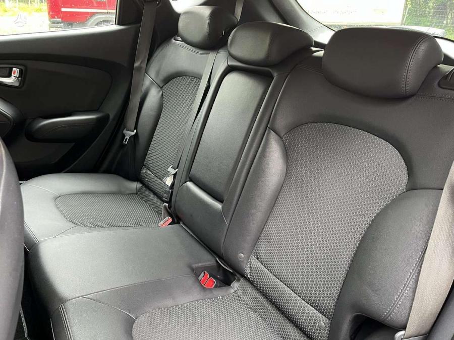 Grey Hyundai ix35 2011 in Taurage, with an engine capacity of 1.59 L and mileage of 230 thousand km for 4450 €, photo 16 on AUTOMOTO.COM.LV