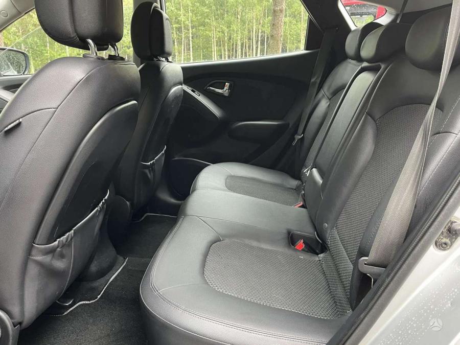 Grey Hyundai ix35 2011 in Taurage, with an engine capacity of 1.59 L and mileage of 230 thousand km for 4450 €, photo 17 on AUTOMOTO.COM.LV