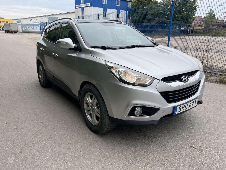 Grey Hyundai ix35 2011 in Telschi, with an engine capacity of 2.00 L and mileage of 263 thousand km for 4900 €, photo 4 on AUTOMOTO.COM.LV