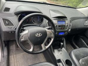 Grey Hyundai ix35 2011 in Telschi, with an engine capacity of 2.00 L and mileage of 263 thousand km for 4900 €, photo 9 on AUTOMOTO.COM.LV