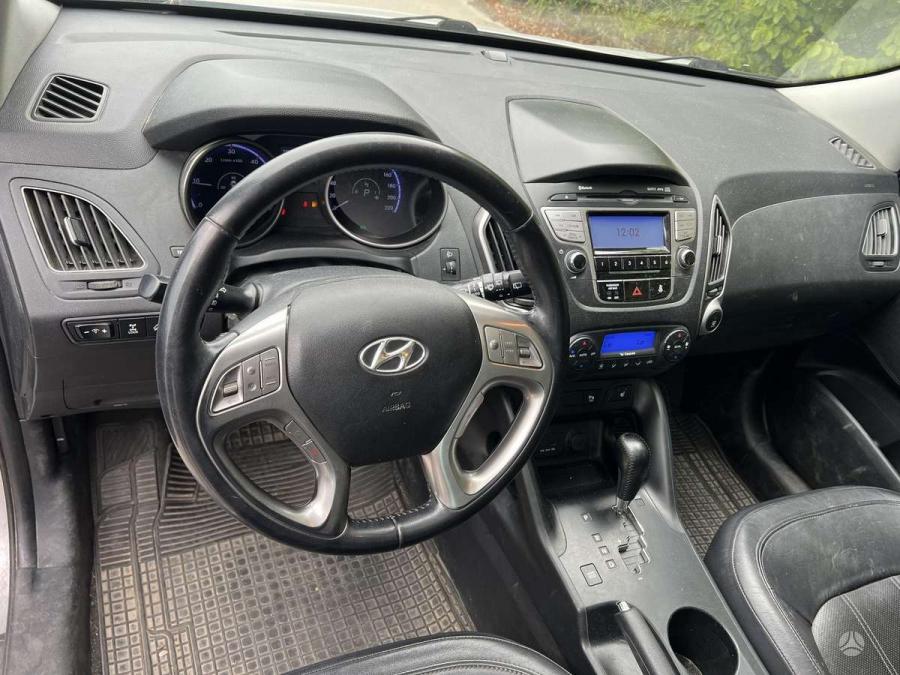Grey Hyundai ix35 2011 in Telschi, with an engine capacity of 2.00 L and mileage of 263 thousand km for 4900 €, photo 9 on AUTOMOTO.COM.LV