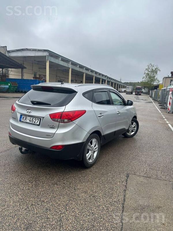 Grey Hyundai ix35 2012 in Riga, with an engine capacity of 2.00 L and mileage of 263 thousand km for 6300 €, photo 4 on AUTOMOTO.COM.LV