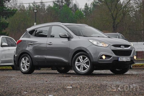 Grey Hyundai ix35 2012 in Riga, with an engine capacity of 2.00 L and mileage of 193 thousand km for 6990 €, photo 2 on AUTOMOTO.COM.LV