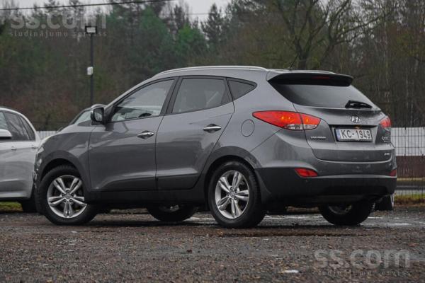 Grey Hyundai ix35 2012 in Riga, with an engine capacity of 2.00 L and mileage of 193 thousand km for 6990 €, photo 3 on AUTOMOTO.COM.LV