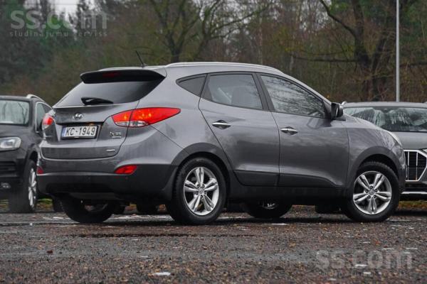 Grey Hyundai ix35 2012 in Riga, with an engine capacity of 2.00 L and mileage of 193 thousand km for 6990 €, photo 4 on AUTOMOTO.COM.LV