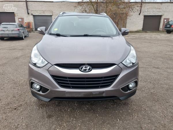 Grey Hyundai ix35 2012 in Pakruojis, with an engine capacity of 2.00 L and mileage of 169 thousand km for 6150 €, photo 2 on AUTOMOTO.COM.LV