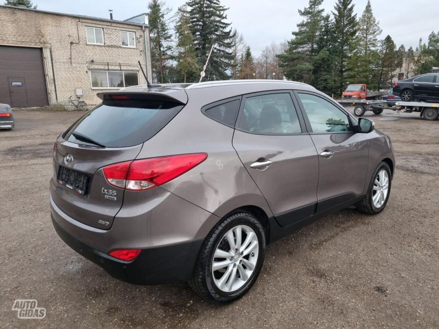 Grey Hyundai ix35 2012 in Pakruojis, with an engine capacity of 2.00 L and mileage of 169 thousand km for 6150 €, photo 4 on AUTOMOTO.COM.LV