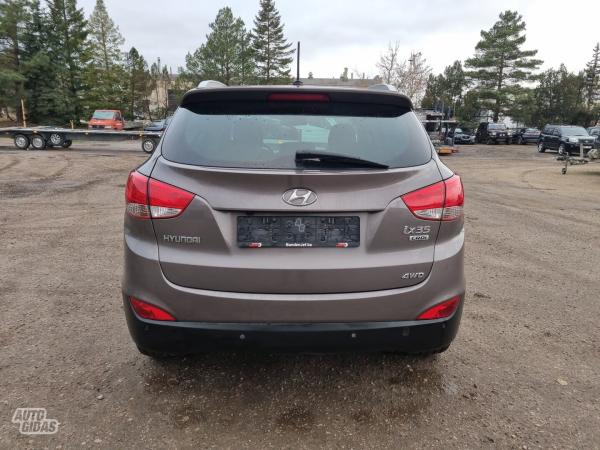 Grey Hyundai ix35 2012 in Pakruojis, with an engine capacity of 2.00 L and mileage of 169 thousand km for 6150 €, photo 5 on AUTOMOTO.COM.LV
