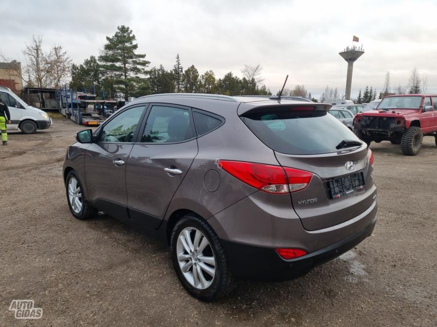 Grey Hyundai ix35 2012 in Pakruojis, with an engine capacity of 2.00 L and mileage of 169 thousand km for 6150 €, photo 6 on AUTOMOTO.COM.LV