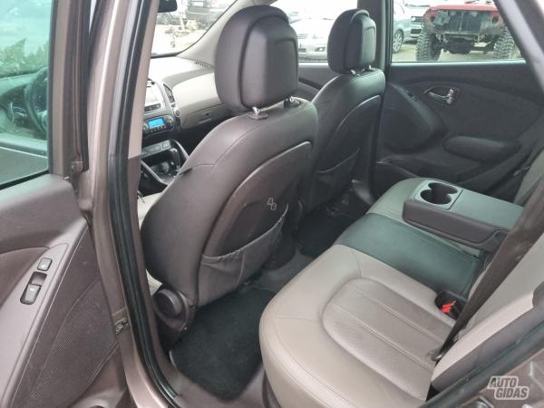 Grey Hyundai ix35 2012 in Pakruojis, with an engine capacity of 2.00 L and mileage of 169 thousand km for 6150 €, photo 10 on AUTOMOTO.COM.LV