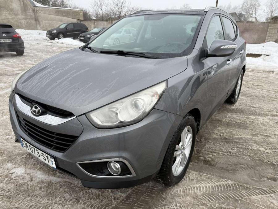 Grey Hyundai ix35 2012 in Silute, with an engine capacity of 2.00 L and mileage of 238 thousand km for 4900 €, photo 1 on AUTOMOTO.COM.LV