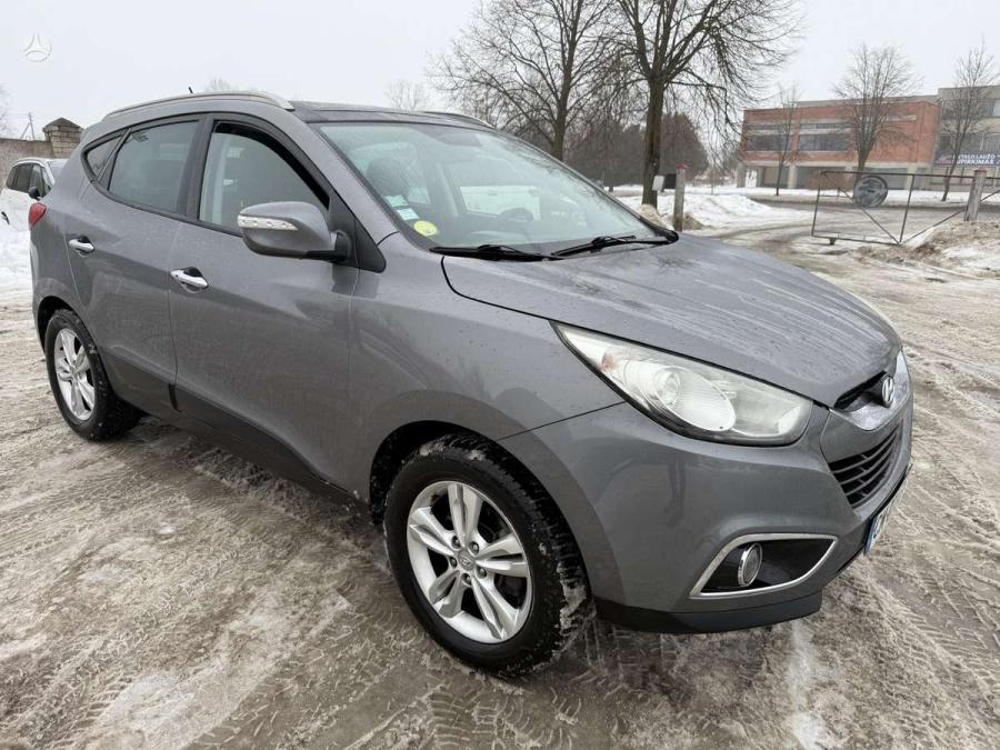Grey Hyundai ix35 2012 in Silute, with an engine capacity of 2.00 L and mileage of 238 thousand km for 4900 €, photo 2 on AUTOMOTO.COM.LV