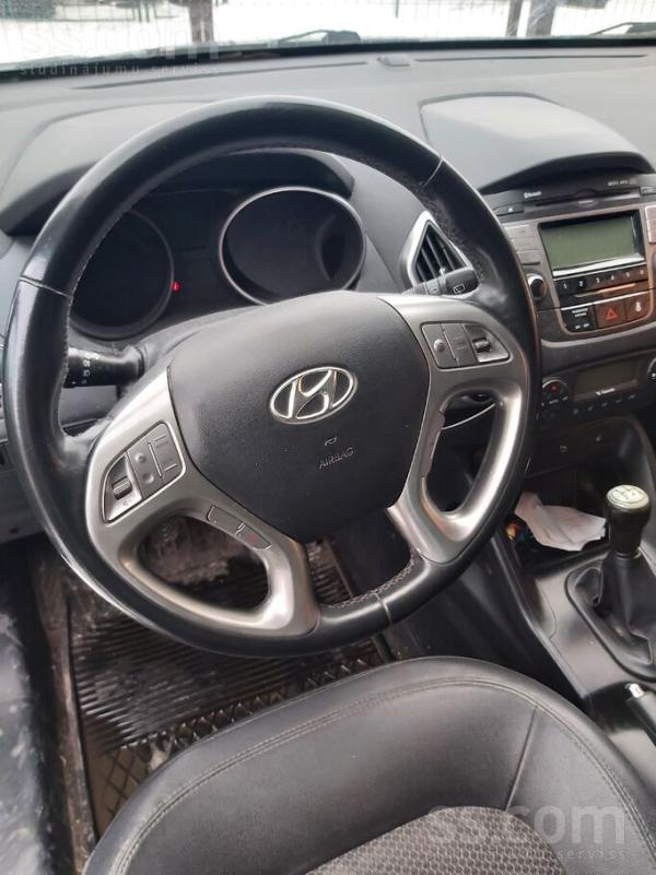 Grey Hyundai ix35 2012 in Riga, with an engine capacity of 2.00 L and mileage of 165 thousand km for 6500 €, photo 2 on AUTOMOTO.COM.LV