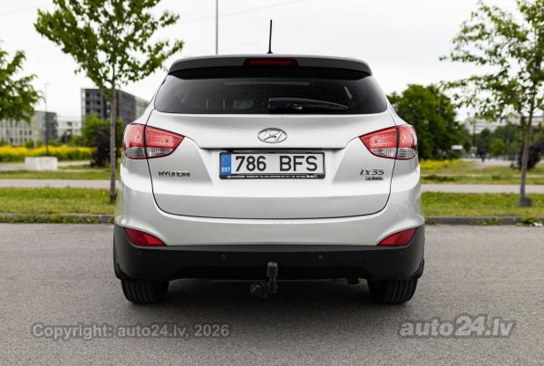 Grey Hyundai ix35 2012 in Tallinn, with an engine capacity of 2.00 L and mileage of 175 thousand km for 6699 €, photo 5 on AUTOMOTO.COM.LV