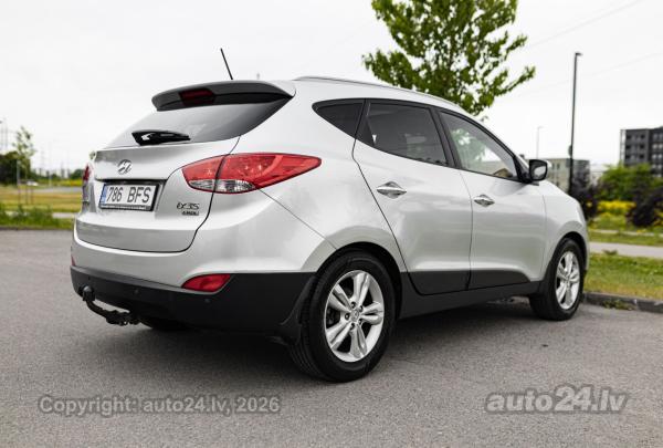 Grey Hyundai ix35 2012 in Tallinn, with an engine capacity of 2.00 L and mileage of 175 thousand km for 6699 €, photo 6 on AUTOMOTO.COM.LV