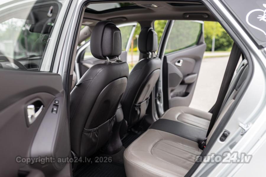 Grey Hyundai ix35 2012 in Tallinn, with an engine capacity of 2.00 L and mileage of 175 thousand km for 6699 €, photo 11 on AUTOMOTO.COM.LV