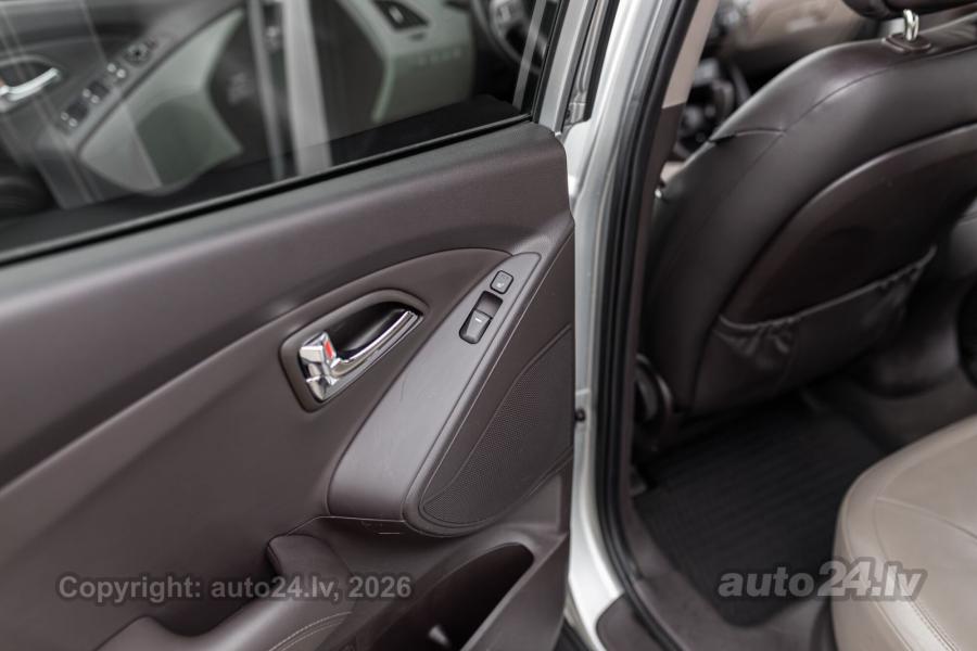 Grey Hyundai ix35 2012 in Tallinn, with an engine capacity of 2.00 L and mileage of 175 thousand km for 6699 €, photo 12 on AUTOMOTO.COM.LV
