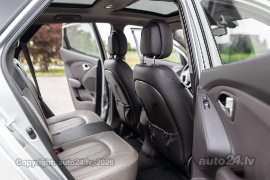 Grey Hyundai ix35 2012 in Tallinn, with an engine capacity of 2.00 L and mileage of 175 thousand km for 6699 €, photo 13 on AUTOMOTO.COM.LV