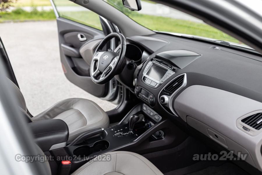 Grey Hyundai ix35 2012 in Tallinn, with an engine capacity of 2.00 L and mileage of 175 thousand km for 6699 €, photo 14 on AUTOMOTO.COM.LV