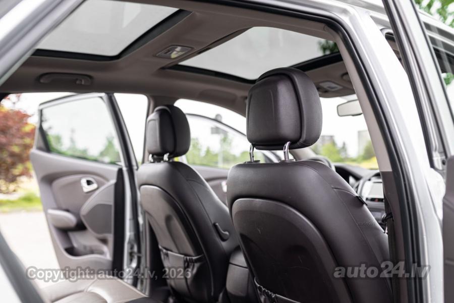 Grey Hyundai ix35 2012 in Tallinn, with an engine capacity of 2.00 L and mileage of 175 thousand km for 6699 €, photo 15 on AUTOMOTO.COM.LV