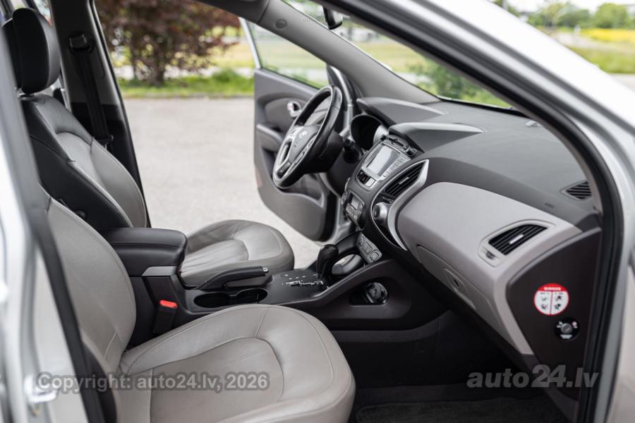 Grey Hyundai ix35 2012 in Tallinn, with an engine capacity of 2.00 L and mileage of 175 thousand km for 6699 €, photo 17 on AUTOMOTO.COM.LV