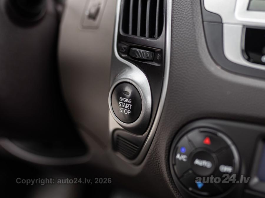 Grey Hyundai ix35 2012 in Tallinn, with an engine capacity of 2.00 L and mileage of 175 thousand km for 6699 €, photo 20 on AUTOMOTO.COM.LV