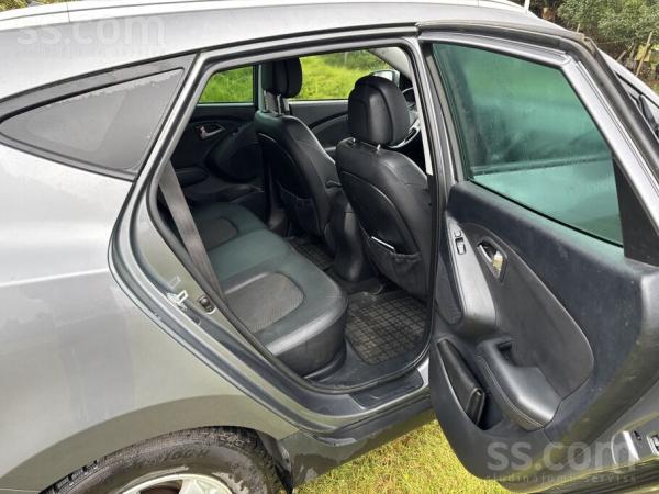 Pelēks Hyundai ix35 2012 Aizkraukle, ar dzinēja tilpumu 2.00 L un nobraukumu 234 tūkst. km par 5500 €, foto 4 vietnē AUTOMOTO.COM.LV