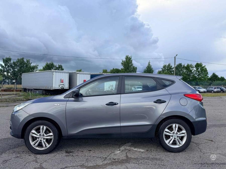 Grey Hyundai ix35 2012 in Panevezys, with an engine capacity of 1.70 L and mileage of 188 thousand km for 3250 €, photo 3 on AUTOMOTO.COM.LV