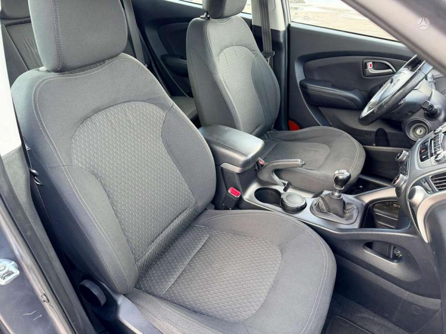 Grey Hyundai ix35 2012 in Panevezys, with an engine capacity of 1.70 L and mileage of 188 thousand km for 3250 €, photo 12 on AUTOMOTO.COM.LV