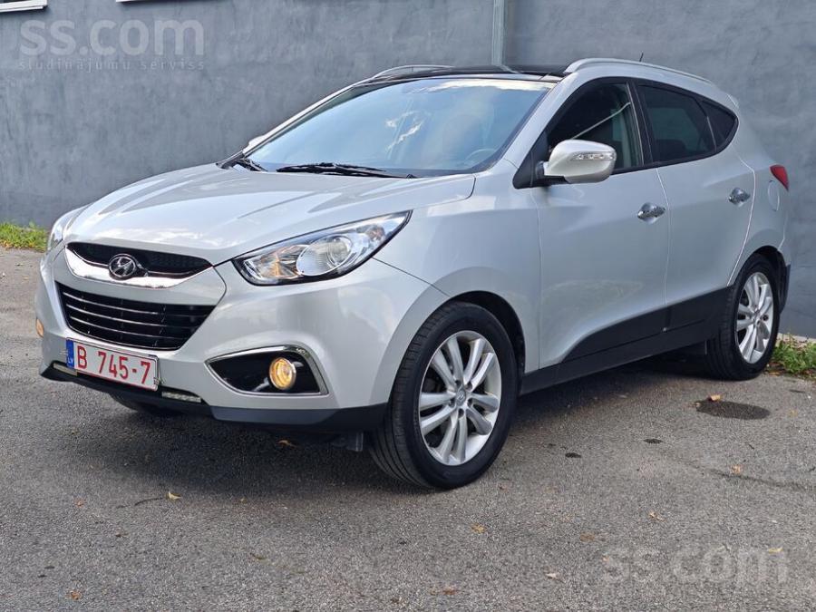 Grey Hyundai ix35 2012 in Ogre, with an engine capacity of 2.00 L and mileage of 241 thousand km for 6950 €, photo 3 on AUTOMOTO.COM.LV