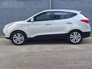Grey Hyundai ix35 2012 in Ogre, with an engine capacity of 2.00 L and mileage of 241 thousand km for 6950 €, photo 4 on AUTOMOTO.COM.LV