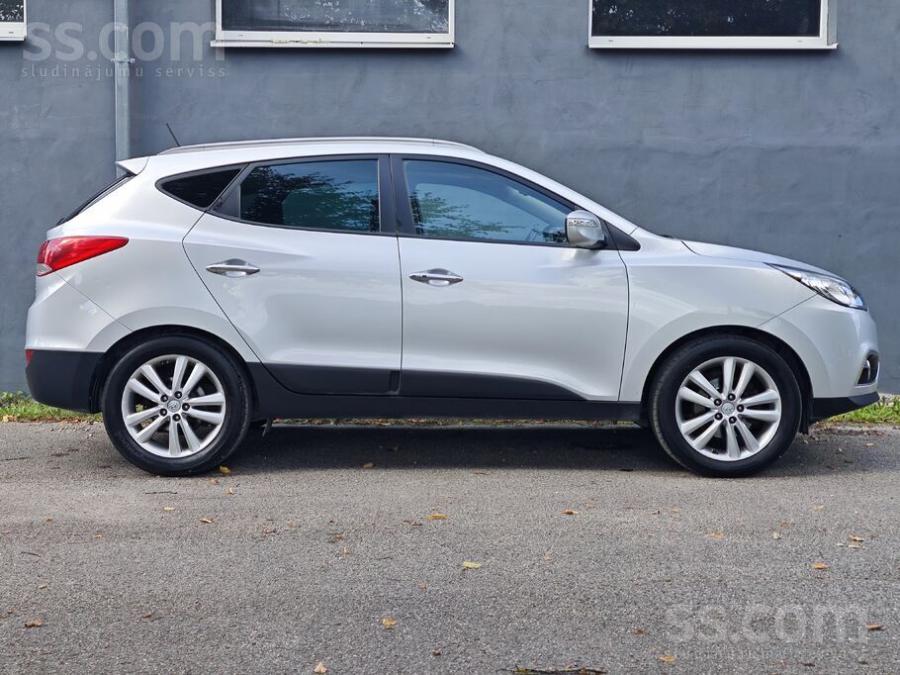 Grey Hyundai ix35 2012 in Ogre, with an engine capacity of 2.00 L and mileage of 241 thousand km for 6950 €, photo 5 on AUTOMOTO.COM.LV