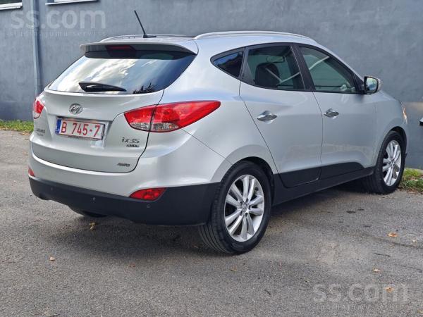 Grey Hyundai ix35 2012 in Ogre, with an engine capacity of 2.00 L and mileage of 241 thousand km for 6950 €, photo 6 on AUTOMOTO.COM.LV