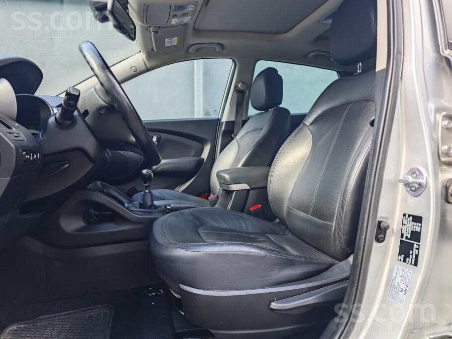 Grey Hyundai ix35 2012 in Ogre, with an engine capacity of 2.00 L and mileage of 241 thousand km for 6950 €, photo 8 on AUTOMOTO.COM.LV