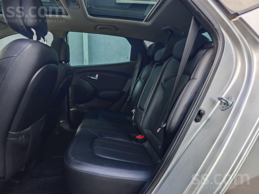 Grey Hyundai ix35 2012 in Ogre, with an engine capacity of 2.00 L and mileage of 241 thousand km for 6950 €, photo 9 on AUTOMOTO.COM.LV