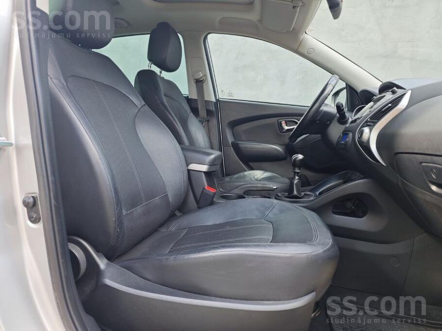 Grey Hyundai ix35 2012 in Ogre, with an engine capacity of 2.00 L and mileage of 241 thousand km for 6950 €, photo 10 on AUTOMOTO.COM.LV