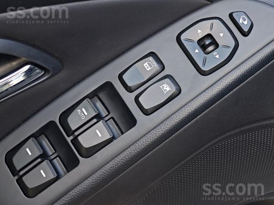 Grey Hyundai ix35 2012 in Ogre, with an engine capacity of 2.00 L and mileage of 241 thousand km for 6950 €, photo 14 on AUTOMOTO.COM.LV