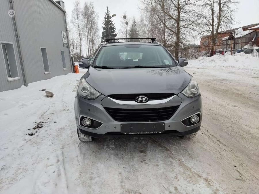 Grey Hyundai ix35 2013 in Ukmerge, with an engine capacity of 1.69 L and mileage of 230 thousand km for 5900 €, photo 1 on AUTOMOTO.COM.LV
