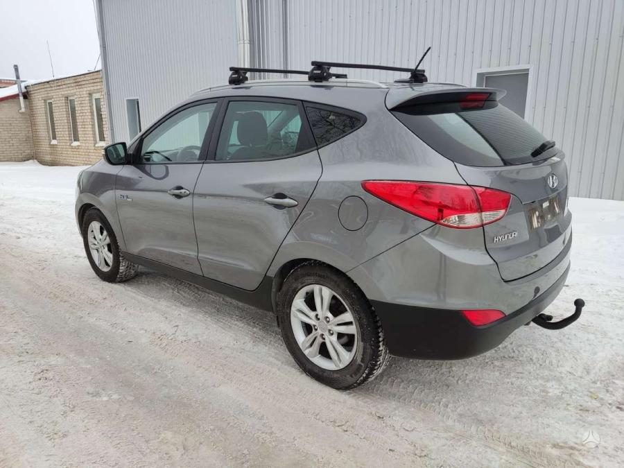 Grey Hyundai ix35 2013 in Ukmerge, with an engine capacity of 1.69 L and mileage of 230 thousand km for 5900 €, photo 5 on AUTOMOTO.COM.LV
