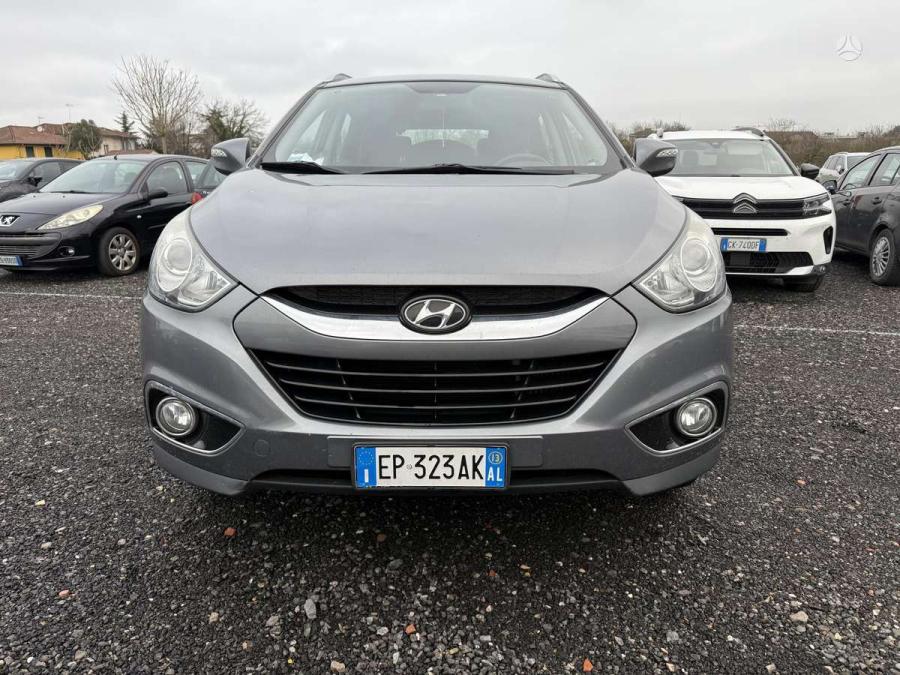 Grey Hyundai ix35 2013 in Siauliai, with an engine capacity of 1.69 L and mileage of 127 thousand km for 5350 €, photo 2 on AUTOMOTO.COM.LV