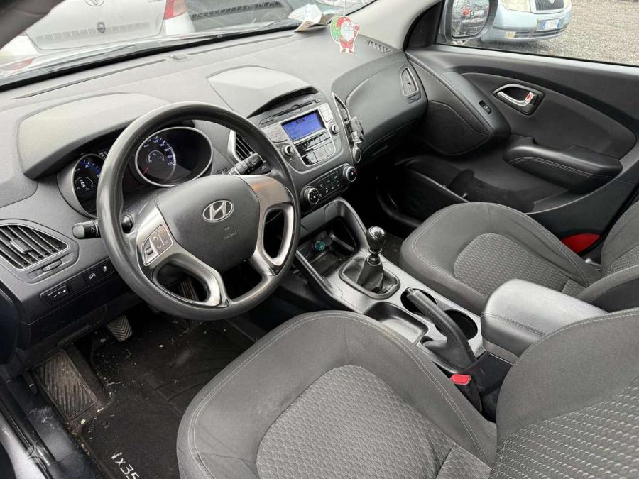 Grey Hyundai ix35 2013 in Siauliai, with an engine capacity of 1.69 L and mileage of 127 thousand km for 5350 €, photo 8 on AUTOMOTO.COM.LV