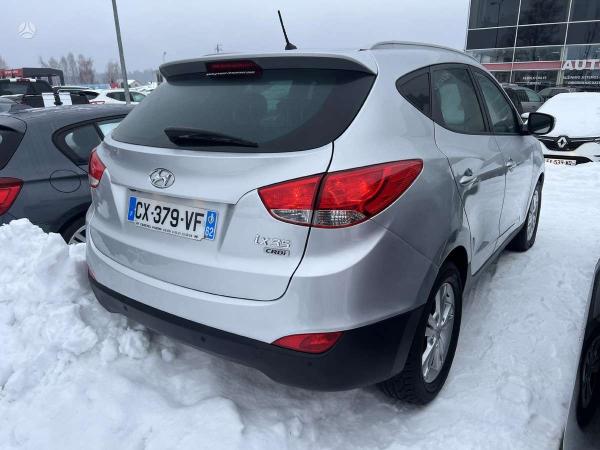 Grey Hyundai ix35 2013 in Taurage, with an engine capacity of 1.69 L and mileage of 219 thousand km for 5950 €, photo 3 on AUTOMOTO.COM.LV
