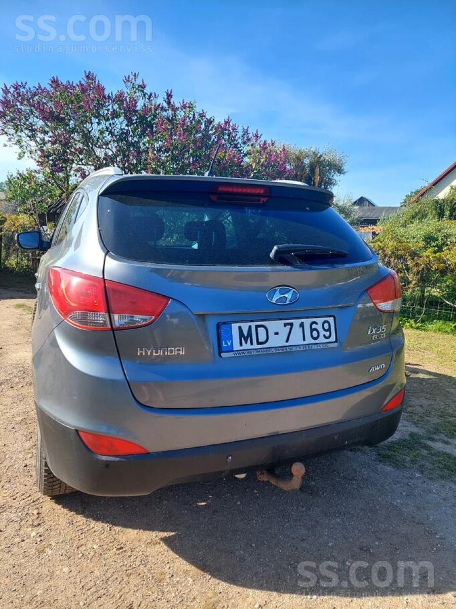 Grey Hyundai ix35 2013 in Saldus, with an engine capacity of 2.00 L and mileage of 254 thousand km for 6899 €, photo 3 on AUTOMOTO.COM.LV