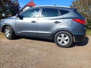 Grey Hyundai ix35 2013 in Saldus, with an engine capacity of 2.00 L and mileage of 254 thousand km for 6899 €, photo 4 on AUTOMOTO.COM.LV