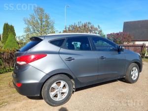 Grey Hyundai ix35 2013 in Saldus, with an engine capacity of 2.00 L and mileage of 254 thousand km for 6899 €, photo 5 on AUTOMOTO.COM.LV