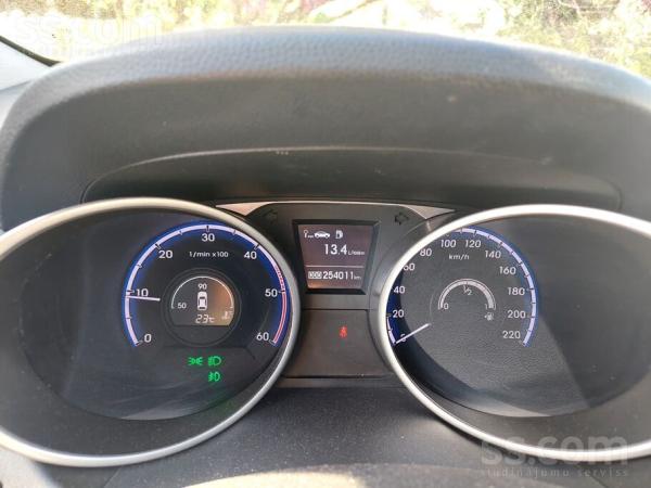 Grey Hyundai ix35 2013 in Saldus, with an engine capacity of 2.00 L and mileage of 254 thousand km for 6899 €, photo 6 on AUTOMOTO.COM.LV