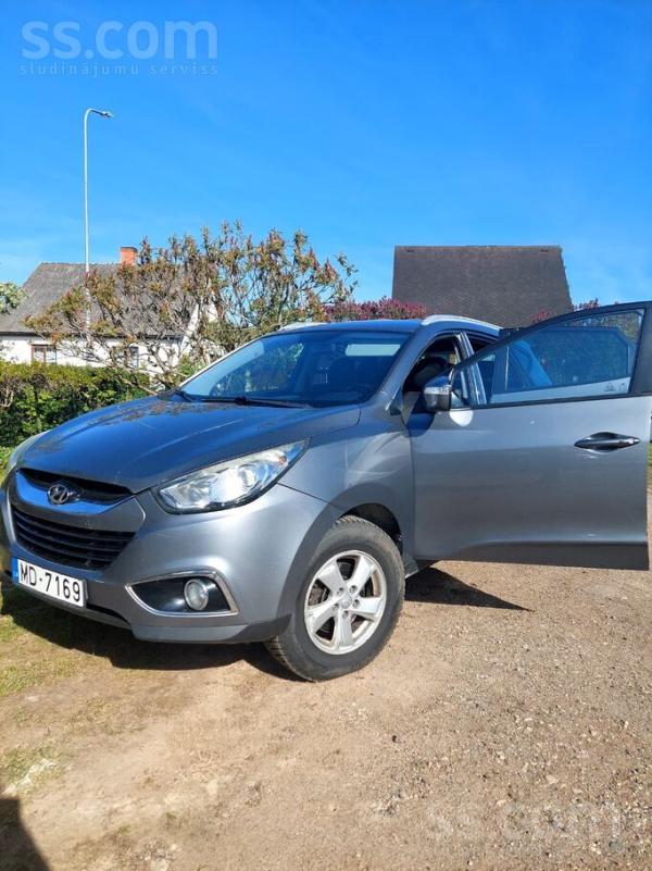 Grey Hyundai ix35 2013 in Saldus, with an engine capacity of 2.00 L and mileage of 254 thousand km for 6899 €, photo 8 on AUTOMOTO.COM.LV