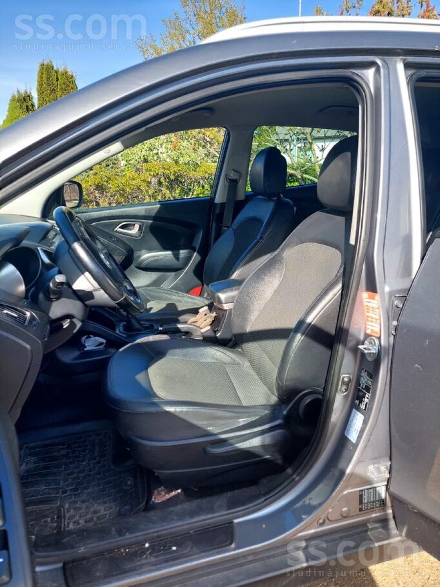 Grey Hyundai ix35 2013 in Saldus, with an engine capacity of 2.00 L and mileage of 254 thousand km for 6899 €, photo 10 on AUTOMOTO.COM.LV